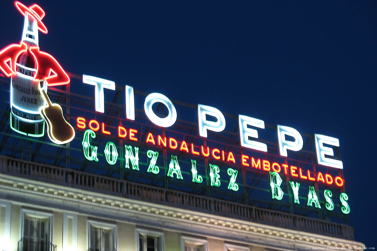 El cartel de Tío Pepe vuelve a lucir en la Puerta de Sol